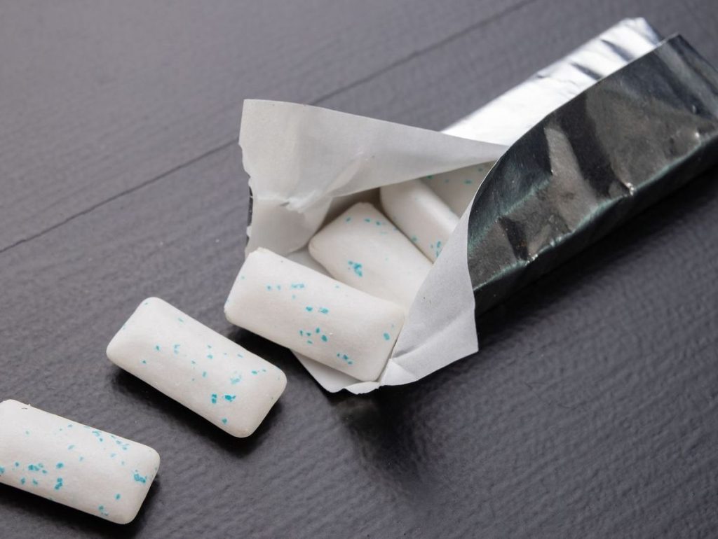 Comment le chewing-gum agit-il sur notre corps ? – Être Heureux